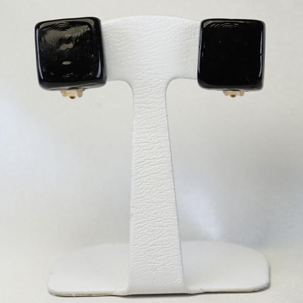 黒一色のシックなベネチアングラスのイヤリング。ガラスの表面には、溶かしたガラスを切り、冷めてゆく過程でできた指紋のような縞模様が浮き出て味を出しています。シンプルで用途の広いベネチアンイヤリングです。カジュアルなお洒落に、大人のワンポイント...