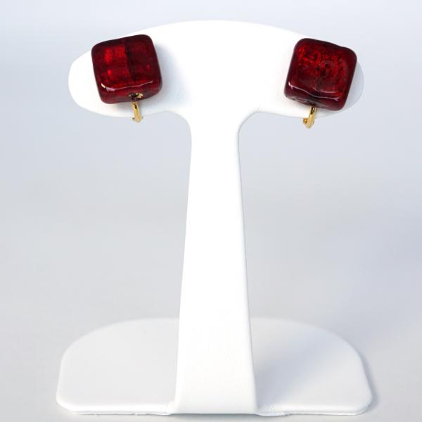 ゴールド箔を赤の透明硝子で巻いた、小ぶりなイヤリングです。青空の下では光線により赤色の変化を楽しめます。小さなイヤリングですが、深い色合いですのでオシャレの仕上げのさりげないアクセントとしてお使いいただけます。黒や緑などの強い洋服にもよく合...