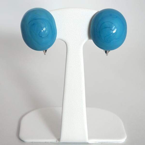 イタリア製ベネチアングラスビーズを使った、ネジバネクリップのイヤリングです。海を思わせるターコイズブルーの濃い色合が爽やか。ワンピースやニットなど、どんな装いにもマッチする、使い勝手の良いイヤリングです。単色の青ですが、ビーズには製造過程で...