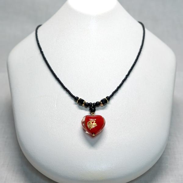 赤いガラスの上に24金箔を乗せ、透明なガラスでハート型に仕上げた可愛らしいネックレス。ベースになっている赤いガラスがとても鮮やか。その赤の上に配された金色が豪華さを演出。ハート好きな方に是非お持ちいただきたいペンダントです。ギフトにもオスス...