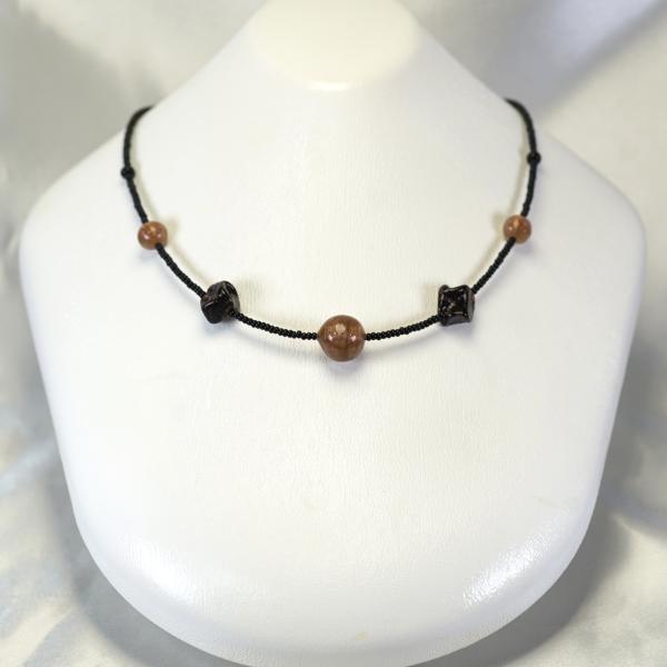 ラメが入った金茶の丸ビーズと、さざれ石のような変形ビーズを一定間隔に配置した繊細な印象のネックレス。シンプルなシャツの衿元にも、タートルネックの上にもOK。使いまわしのきくアクセサリーです。◎商品詳細イタリア製 ベネチアングラス ネックレス...