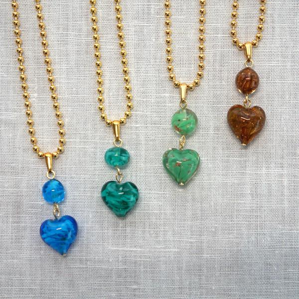 ソンメルソの丸ビーズとハートビーズを連ねた、とてもキュートなペンダントネックレス。ベネチアングラスのアクセサリーは一般的にミセスのファンが多いのですが、ボールチェーンを使ったこちらのネックレスはカジュアルな装いにもぴっったり。年代を問わずお...