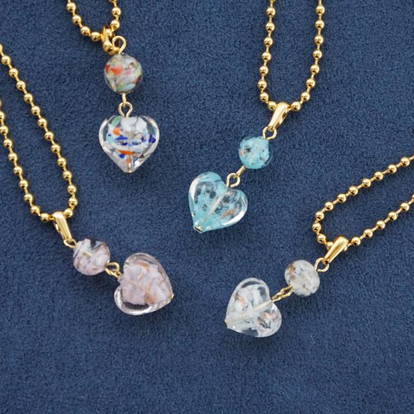 ソンメルソの丸ビーズとハートビーズを連ねた、とてもキュートなペンダントネックレス。ベネチアングラスのアクセサリーは一般的にミセスのファンが多いのですが、ボールチェーンを使ったこちらのネックレスはカジュアルな装いにもぴっったり。年代を問わずお...