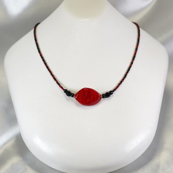 平たく少し厚みのある、木の葉型赤ビーズのネックレスです。赤ビーズ全体にうっすらと配された黒色の波模様が大人の雰囲気。ネックビーズには、赤ビーズをベースにランダムに黒ビーズを入れ込む事でメインビーズとの調和をとり、深い印象のネックレスに仕上げ...