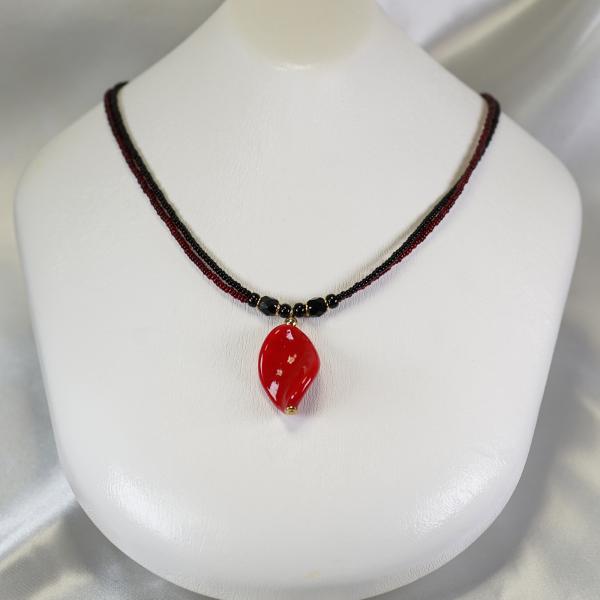 明るく鮮やかな赤色のエリカビーズをペンダント仕立てにしました。大人の可愛らしさを引き立てるネックレスです。ネックビーズは赤と黒の2連。ビーズ周りには金色のビーズキャップを配しているので、小ぶりながら華やかを持っています。◎商品詳細イタリア製...