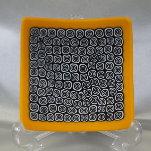 イタリア・ベネチアングラスのミルフィオーリのお皿です。（※電子レンジ使用不可）※最後の1点になります。※また、角の所が欠けたように見えますが、これは元からの仕様です。ミルフィオーリとはイタリア語で「1000の花」を意味します。その言葉通り、...