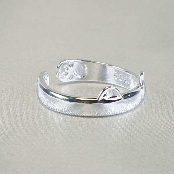 シルバーリングにさり気なくちょこんとついた猫耳！抱きつくように両手で抱えてくれる前足！ネコ好き御用達のフリーサイズリングです。西洋硝子堂では欧米だけでなく、アジアの国々からの動物アクセサリーも扱っています。この「猫ねこ…」コーナーは主に韓国...