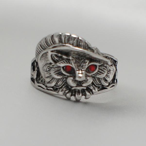 ねこの赤い瞳が綺麗に光ります。少し重厚なフリーサイズの指輪でどことなくレトロ感のあるデザインです。ウイリアムテル風の帽子を身に着けたハンサム猫。さあ、「愛と勇気のネコ戦士の物語」の始まり、始まり〜。西洋硝子堂では欧米だけでなく、アジアの国々...