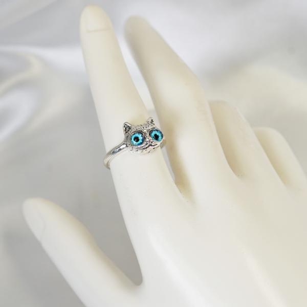 ちょっと大きすぎるくらいの澄んだ青い瞳でこちらを見つめるネコの指輪です。立体的な猫の顔の指輪で、どことなくレトロ感があり愛嬌のあるデザインです。小指にそっとこの指輪を着ければ、あなたの猫大好きアピールの完成です。西洋硝子堂では欧米だけでなく...