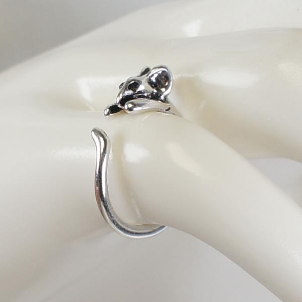 猫の指輪ばかりご紹介していたので、ここで永遠のライバル「ねずみ君」の登場です。立体的な指輪で、どことなくレトロ感があり愛嬌のあるネズミのデザインです。貴方の指にネコの指輪とネズミの指輪を着けて、お話をさせれば「トムとジェリー」の続編が生まれ...