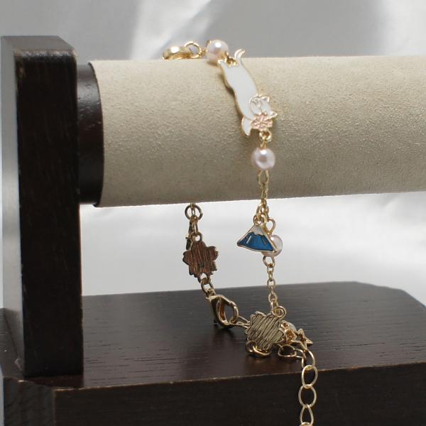 小さめの可愛いアイテムが満載のブレスレットです。※猫、富士山、桜のチャームは片面のみのペイントになります。西洋硝子堂では欧米だけでなく、アジアの国々からの動物アクセサリーも扱っています。この「猫ねこ」コーナーは主に韓国、台湾、中国、タイ、イ...