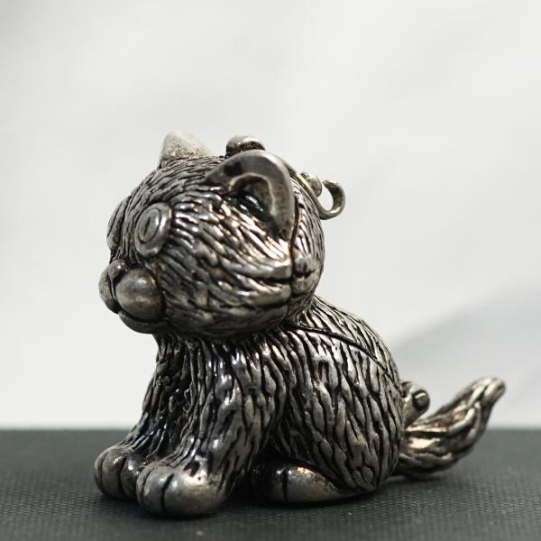 猫の頭の後部が開きピル入れとなります。留め金がついています。スペイン産かわいいピューターのネコです。スペイン製置物　猫サイズ：25mm×36mm×43mm　約47g　材質：ピューター100％