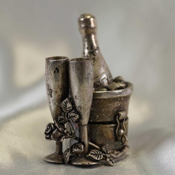 ワインクーラー部分が開きピル入れとなります。留め金が着いています。スペイン製置物　 冷えたシャンペンとグラスサイズ：40mm×30mm×57mm　約81g　材質：ピューター100％