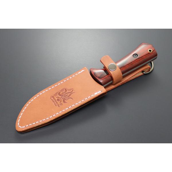 黒打ち風に黒く着色した鎚目押しブレードの風合いは、焚火によく似合う。炎友刀はそうした焚火好きのキャンパーに愛されるナイフを思い描いて考案されました。汎用性が非常に高い120mmのやや巾広（38ｍｍ）のドロップポイント。適度なサイズ感、そして...