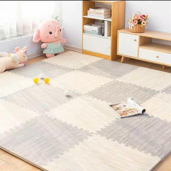 サイズ:60*60cm敷くだけで簡単にフローリング仕様。好きな形につなげて敷けるクッション性のある「やわらかウッディマット16/32/64枚組」木目調なので、つなぎ目が目立ちにくい。【安心＆】赤ちゃんのいるご家庭でも安心してお使いいただける...