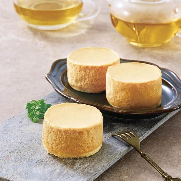 ふんわりとろけるような食感のミルキーなチーズケーキに、ほんのりキャラメルの香りと味わいを加えて仕上げました。セット内容：8個サイズ：縦126×横245×高さ50mm食品アレルギー特定原材料使用：乳,小麦,卵,大豆,ゼラチン各種条件：簡易包装...