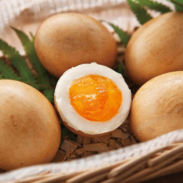 原材料は、卵と塩だけで作った半熟のくんせい卵です。契約農場の若鶏が産んだMSサイズ限定で使用し、半熟にゆでて、海水100%から取れた食塩で味付けして、桜と山形県産サクランボの木のチップをブレンドしたもので本格燻製いたしました。卵の中までしっ...