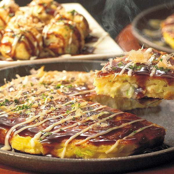 関西の名物粉もんのセット。ふっくら焼き上げたお好み焼、とろーりたこ焼の詰合せ。ご自宅用に。セット内容：お好み焼(豚玉)220g×2、たこ焼180g(6個入)×3、濃厚ソース25g・ホワイトソース(マヨネーズ風味)10g×各5、かつお節1g・...