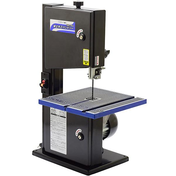 木材の直線・曲線切断に。テーブルを0°〜45°まで傾斜可能！(右下がり傾斜のみ)安全構造スイッチキー方式採用。モーターの加熱を防ぐサーモスタット搭載。商品サイズ(約)：長さ445×幅365×高さ665mm(テーブル含む)重量：約16.3kg...