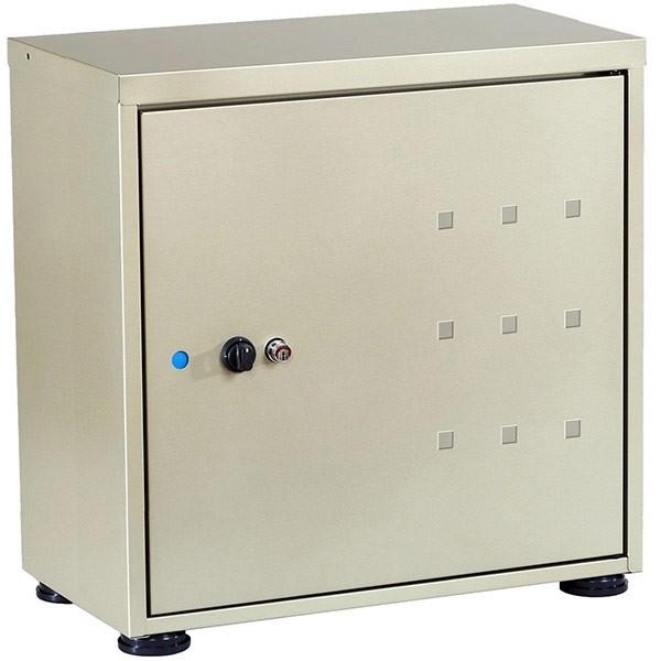 完成品ですぐに使える！面倒な施工いらず。傾斜、段差のある場所でも設置できるアジャスター付。留守中でも受取りに出られない時でも、再配達の手間なく荷物の受け取りができる宅配ボックス。前扉裏の印鑑ケースにシャチハタを収納し、受取印を押すことができ...