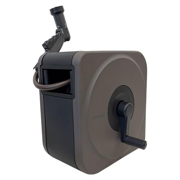 ●日差しからホースを守るカバー付きボックスタイプ●ホース引き出し窓以外は完全フルカバー●カバー左右のローラーがホースの引き出し・巻き取りをスムーズにサポート●ねじれを防ぐスパイラル構造、ホース同士のくっつきを軽減する『ツイスターホース』採用...