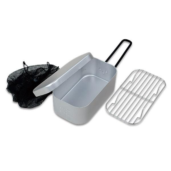 底網、収納バッグ付きのメスティン。燻製や蒸料理もできる万能メスティンです。●アルミ製のコンパクト設計●ソロキャンプ、おうちキャンプに最適●QRコードを読めばレシピがでてきます商品サイズ(約)：幅17×奥行9.5×高さ6cm最大容量：約850...