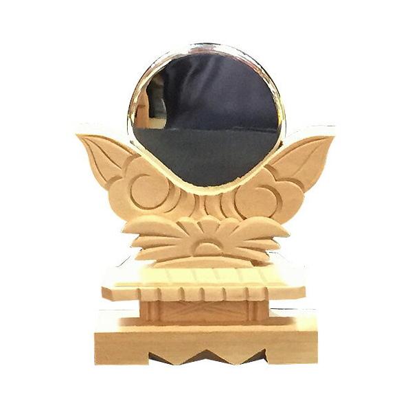 神棚の前に飾る鏡。神棚をお祀りする際に必要な神具です。商品サイズ（約）：幅6.2×高さ9cm、鏡部4.5φ材質：プラスチッククロームメッキ鏡