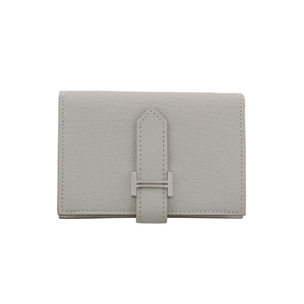 エルメス（HERMES）の二つ折り財布が、入荷しました。<br /><br />エルメスの【ベアン ミニ】二つ折り財布です。細かな繊維が美しく希少なシェーブルの素材感を堪能できるアイテムです。使い込むほどにツヤ感が増...