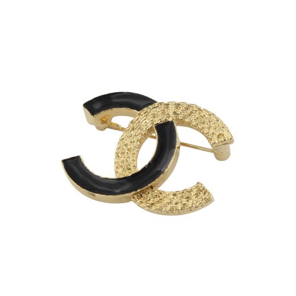シャネル（CHANEL）のブローチが、入荷しました。<br /><br />シンプルなコーディネートのアクセントとして取り入れたり、カジュアルな服装にも気軽に合わせることができる万能なアイテムです。パーティーシーンで...