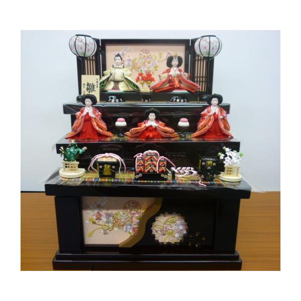 送料無料　商品は通常小売店さんへ卸している正規仕入品の新品です。　　【 商 品 情 報 】収納式　三段五人飾り 　香織セットお飾りサイズ：横幅５５x奥行６０x高さ７０cm飾り台の高さ：約４６ｃｍコードレス雪洞（電池式で灯りが点ります）木製井...