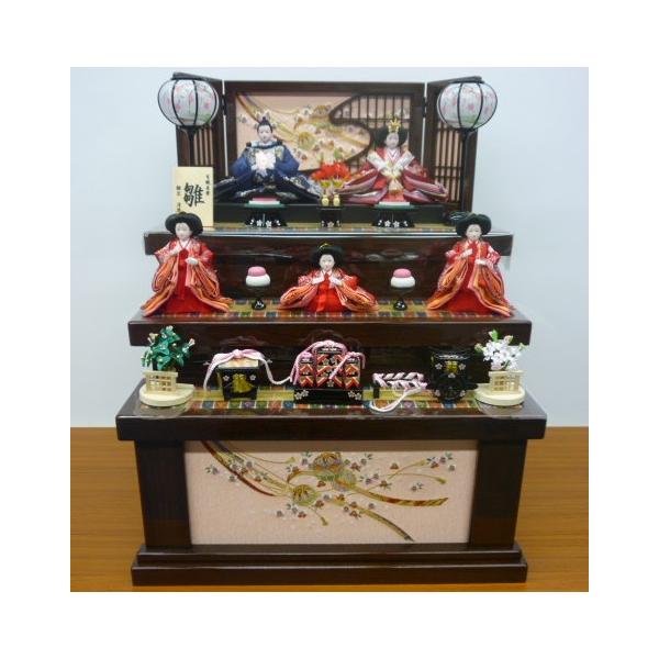 送料無料　商品は通常小売店さんへ卸している正規仕入品の新品です。　　【 商 品 情 報 】収納式　三段五人飾り 　美乃里セットお飾りサイズ：横幅５５x奥行６０x高さ７０cm飾り台の高さ：約４６ｃｍコードレス雪洞（電池式で灯りが点ります）木製...