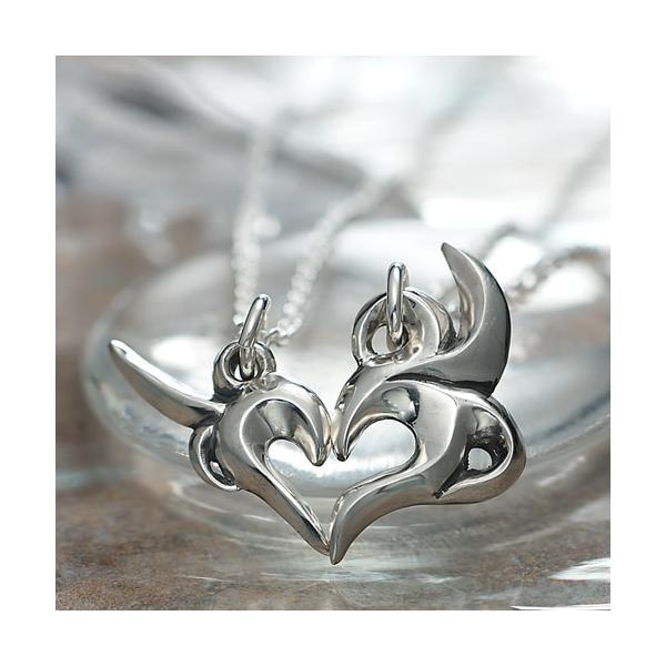 「Bon fire」とは、日本語で「かがり火」という意味。二人の出会い、二人の思い出から今までに篝火を灯し「これからも昔の気持ち思い出を忘れないでいよう」という思いを込めたペアネックレスです。素材男性用 シルバー925女性用 ピンクシルバー...