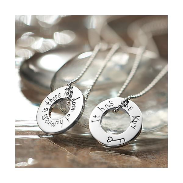円盤状のメッセージペアネックレス「Our place 場所 。」メンズには「The door of happress is there 幸せの扉はここに 」というメッセージが、レディースには「It has the key 鍵は持ってる 」と...