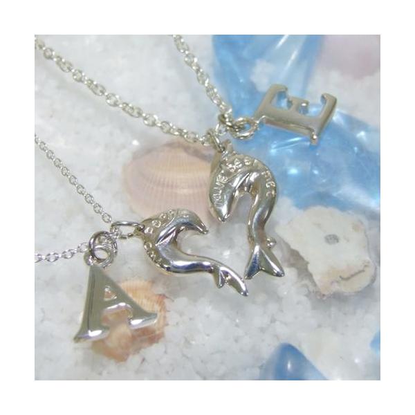 誕生石×イニシャルチャームコラボ。女性はイルカトップ「Two people」男性はサメ「have been met」のメッセージ。２つ合わせて「出会ってしまった２人」の意味。素材シルバー925仕上げ鏡面サイズ男性用 縦 2.5cm 横 1c...