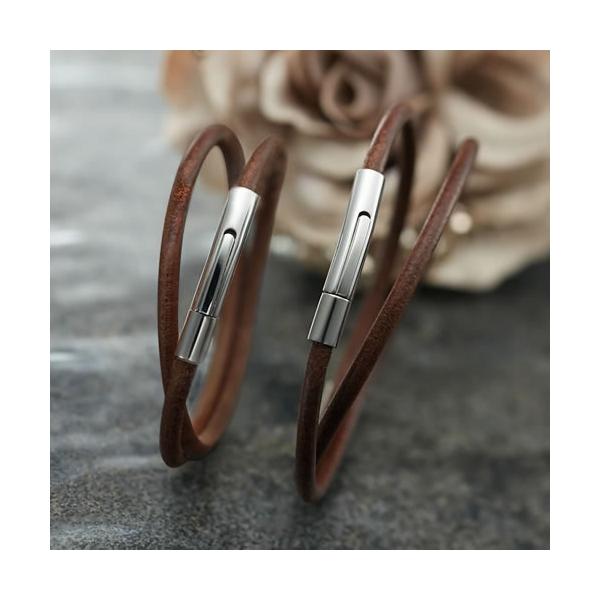 栃木レザーを使用したペアブレスレットです。 細身のレザーを2重巻きに。ワンタッチで着け外し可能なジョイント部分でスマートにオシャレを楽しめます。腕時計などと一緒に着けてもGood。素材丸ひも 栃木レザーサージカルステン316L仕上げ男性用 ...