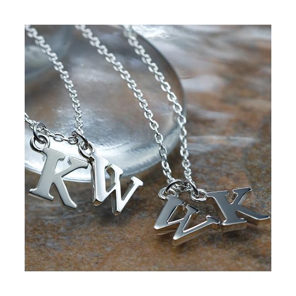 お好みのイニシャルチャームを2つ付けて、自分だけのお洒落なペアネックレスに。携帯ストラップやキーホルダーなどにも付けられます。チャーム部分は、お持ちのネックレスにも合わせられる優れものです。もちろんこちらのチャームだけでもネックレスとして着...