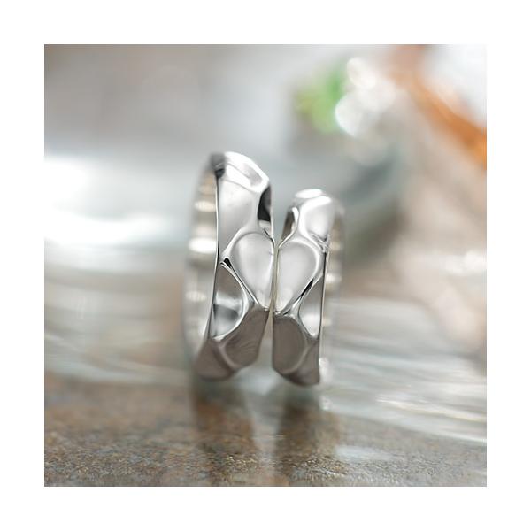 「Brillante Acqua」というイタリア語は「輝く水」という意味。揺れる水面のような立体感が光を反射し細めですが存在感のあるペアリングです。素材シルバー925仕上げ鏡面サイズ男性用 リング幅約6.0mm女性用 リング幅約5.5mm刻...