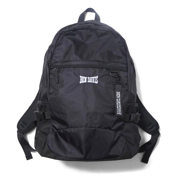 丈夫で軽量なナイロン素材を使用したシンプルなデイパック。15インチPCのほか、たっぷり荷物が入るので通勤や通学、旅行にもおすすめ大容量約33Lのバックパックです。シンプルながらもブランドロゴ刺繍とロゴ入りキーホルダーがアクセントになり、スト...