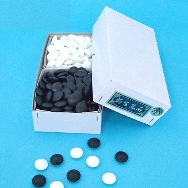 【送料無料】硬質ガラス製の韓国製の碁石です。  碁石は厚さ9〜10mmと言われています。 こちらの商品は厚さ9mmで作られています。  安価で手軽にお求め頂ける囲碁好きの方にお勧めの商品です。 爆買