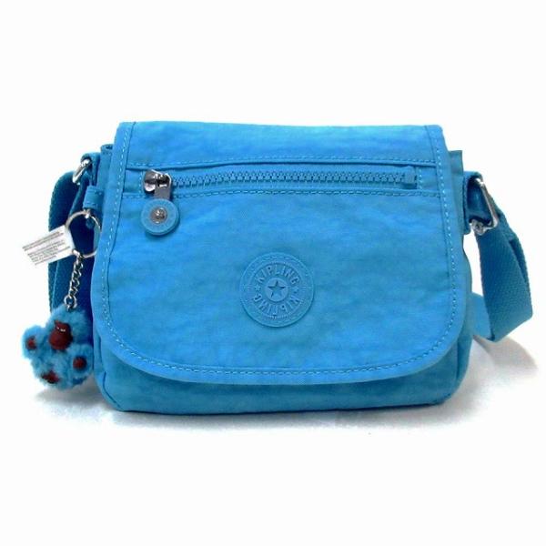 【カラー】powder  blue  【素材】ナイロン【サイズ】 （約）縦15.2cm×横19.7cm×マチ8cm、ショルダー長さ：70cm〜137cm、重さ170g【スペック】 [開閉方法] マグネット付きフラップ開閉式[内側] ファスナ...