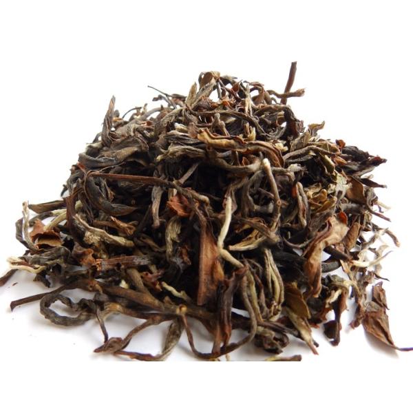 茶葉は大振りで明るい茶色です。香ばしく、ほどよい渋みがあります。＜店舗からのお詫び＞今年は新型コロナウイルスのためにファーストフラッシュシーズンの真っ最中にインド全土にロックダウンが発令され、一時は茶摘みも禁止になりました。 5月以降に労働...