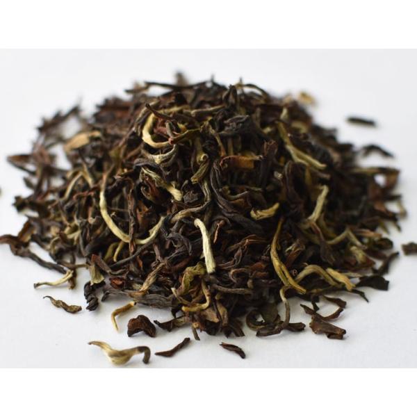 もっとも有名な茶園のひとつ、マーガレッツホープ茶園のセカンドフラッシュです。茶葉は細く、チップもたっぷり含まれています。水色（すいしょく）はオレンジ色です。口当たりはかろやかで、渋みもほとんどなく飲みやすい紅茶です。セカンドフラッシュらしい...