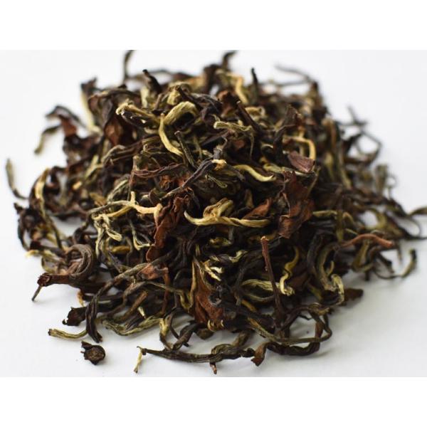 こちらの紅茶は、フグリ茶園の希少なクローナル品種の茶葉です。茶葉は大きくふんわりしており、チップをたっぷり含んでいます。水色（すいしょく）は、オレンジ色です。口当たりはまろやかで、渋みはほとんどなく、飲みやすい紅茶です。茶葉の量を増やしたり...