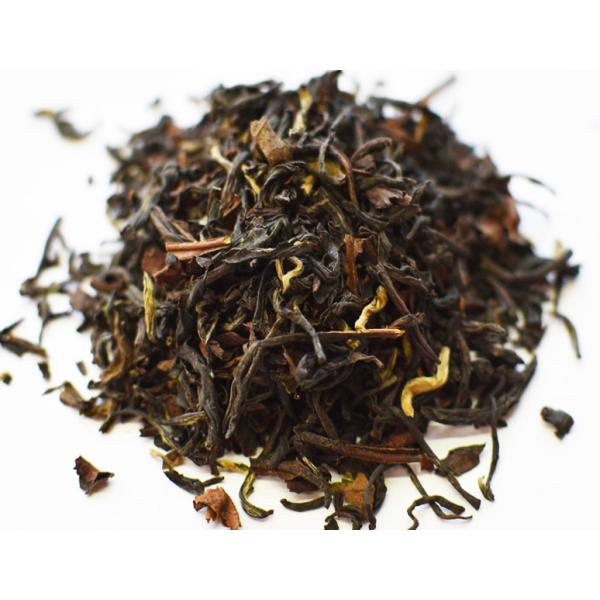 「聖者の場所」という名前が由来のリシーハット茶園から届いた、セカンドフラッシュです。茶葉はやや細かめで、水色（すいしょく）は濃いめのオレンジ色です。まろやかで程よい渋みが心地よく、後味はすっきりめです。時間を置くと、徐々にマスカテルフレーバ...