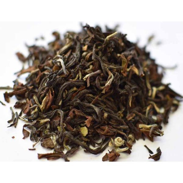 茶葉はやや細かめで、新芽も入っており、水色（すいしょく）は、濃いめのオレンジ色です。渋みは強めですが、やわらかさがある紅茶です。芳醇なマスカテルフレーバーもしっかりと感じられます。3分前後の蒸らし時間で、軽めに入れるのがおすすめです。★こち...