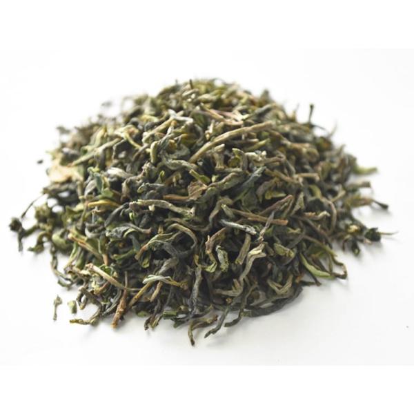 茶葉は細かく明るい若葉色の茶を多く含み、水色（すいしょく）は黄色です。控えめな渋みの中に、ダージリンならではの繊細なフローラルの香りが広がります。口に含めばほのかに甘みが感じられ、飲み終えたあとも透明感のある余韻が長く続き、香りの余白までも...