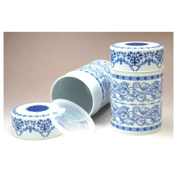 白をベースにヨーロッパ風デザインの絵柄を印刷した缶です。本体、蓋の内側も白い塗装をほどこしており、一見陶器を思わせる高級感があります。ポリエチレン製の内蓋付。シリーズでロイヤルレッド、ロイヤルグリーンがあります。直径7.4cmｘ高さ12cm...