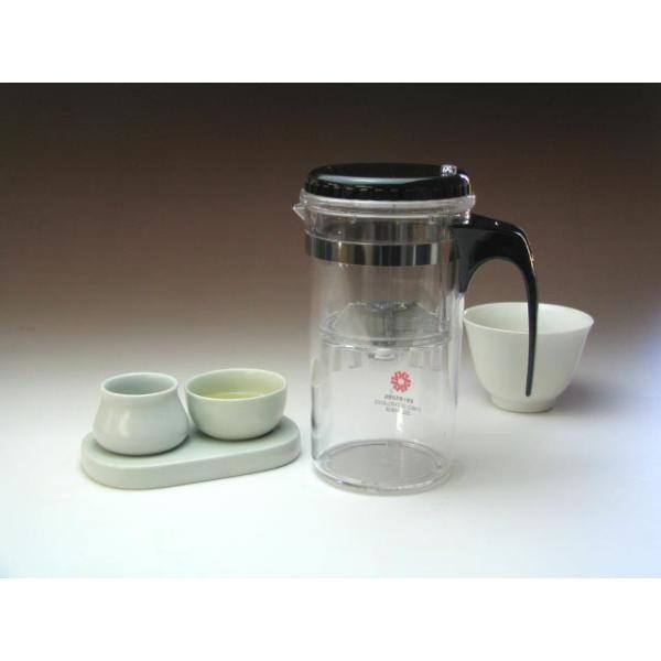 台湾製のとても便利なティーサーバーです。以前台湾に滞在した際に、台湾の茶商のお店でこのサーバーを普段用やお茶の研修用として使っていました。滞在中に目の前でマルチティーサーバーで淹れてもらったお茶を何杯も何杯も飲んでいるうちにこれは便利だと実...