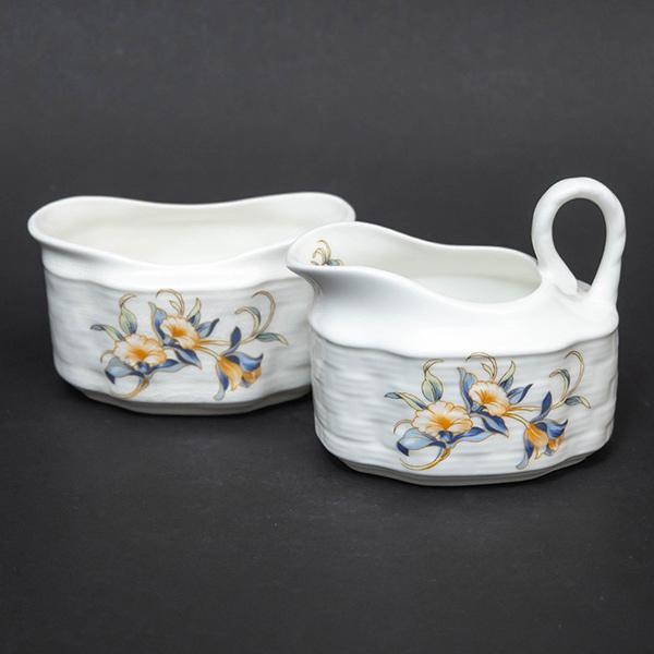 エインズレイのジャストオーキッドシリーズのオープンシュガー＆クリーマー。"Orchid（オーキッド）"とは"欄"のことで、名前の通り薄い黄色の欄が落ち着いたタッチで描かれています。さまざまなアイテムが作られましたが、こちらはオープンシュガー...