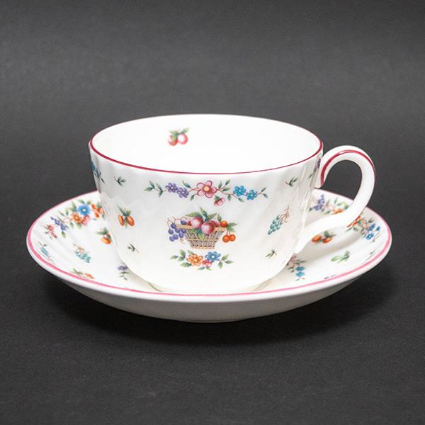 ミントンのフォーシーズンコレクション（オータムフェスティバル）のティーカップ＆ソーサー。フォーシーズンコレクションは四季をテーマにした日本限定のコレクションです。オータムフェスティバルと名付けられた秋のデザインは、ブドウやチェリーなどのフル...